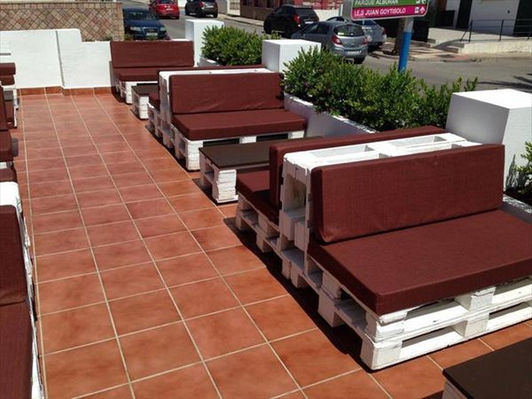 Pallet Made Restaurant Furniture – Pallet Wood Projects