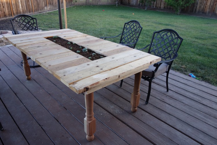 11 Amazing Recycled Pallet Tables with Planters – Pallet Wood Projects