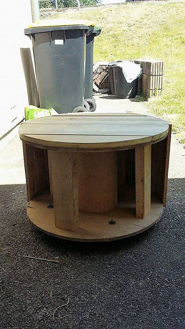 DIY Pallets and Cable Spool Made Armchair – Pallet Wood Projects