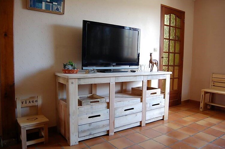 Wood Pallets Media Cabinet / TV Stand – Pallet Wood Projects
