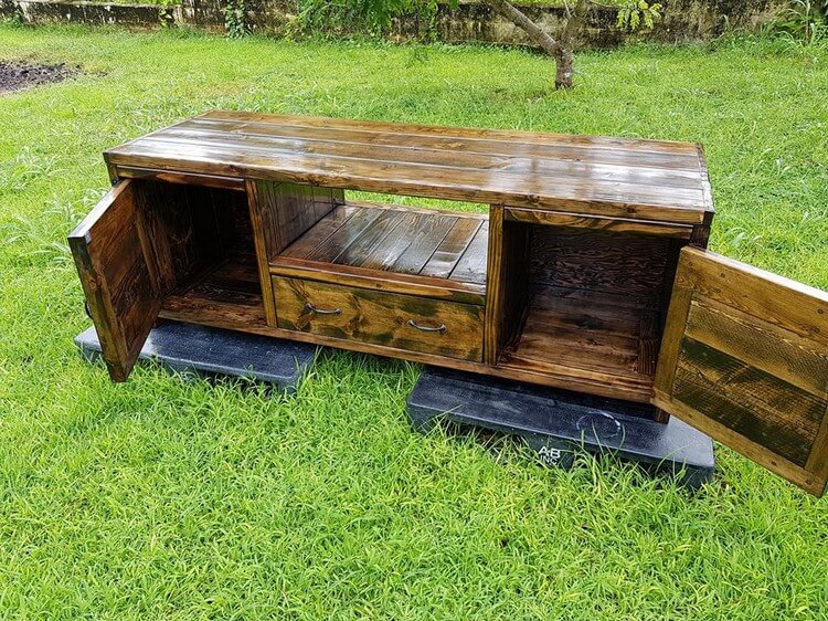 Wood Pallets Made TV Stand / Media Cabinet – Pallet Wood Projects