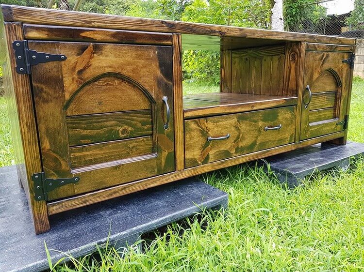 Wood Pallets Made TV Stand / Media Cabinet – Pallet Wood Projects