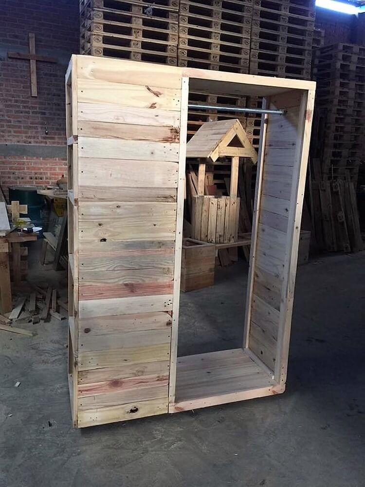 Wood Pallet Closet or Wardrobe with Amazing Look – Pallet Wood Projects