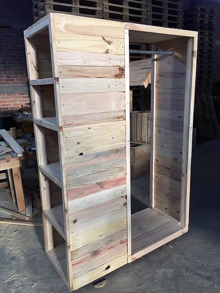 Wood Pallet Closet or Wardrobe with Amazing Look – Pallet Wood Projects