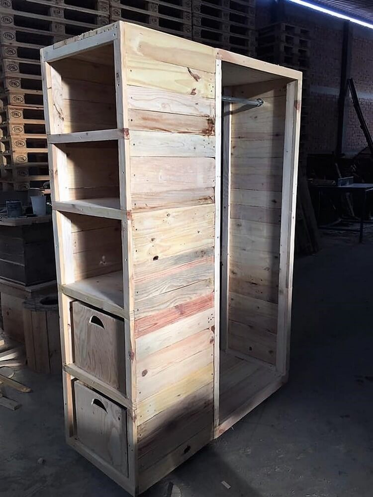 Wood Pallet Closet or Wardrobe with Amazing Look – Pallet Wood Projects