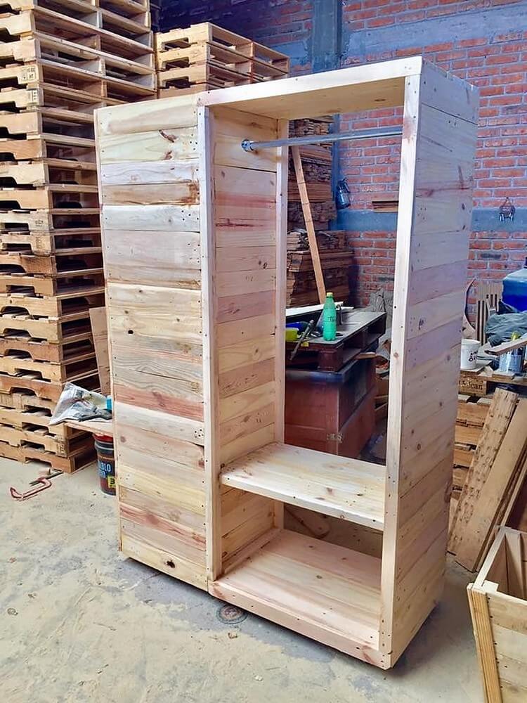 Wood Pallet Closet or Wardrobe with Amazing Look – Pallet Wood Projects