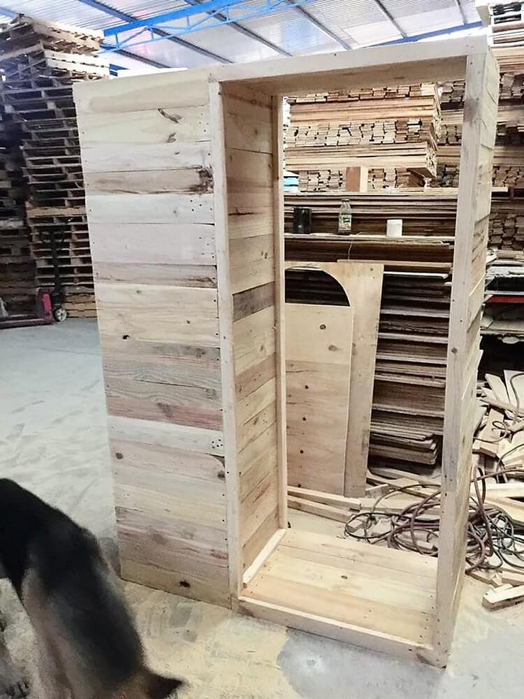 Wood Pallet Closet or Wardrobe with Amazing Look – Pallet Wood Projects