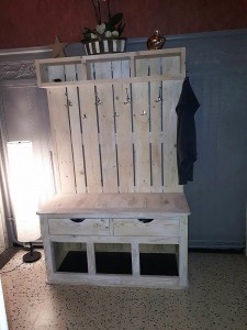 DIY Pallet Hall Tree / Entryway Bench – Pallet Wood Projects