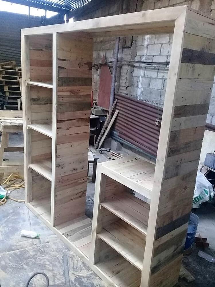 DIY Recycled Wood Pallet Closet Idea – Pallet Wood Projects